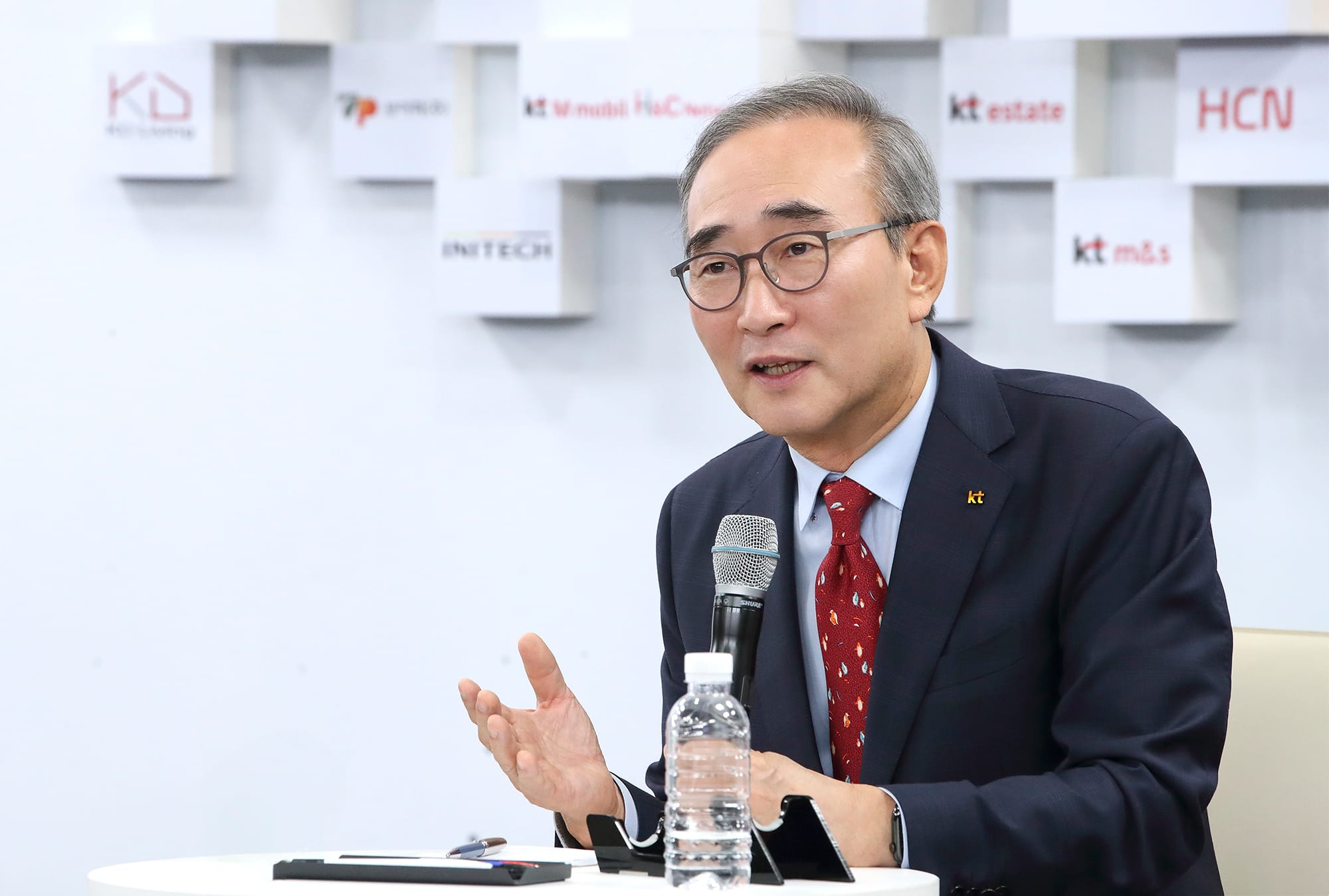 KT's New CEO Kim Young-Shub Starts his day